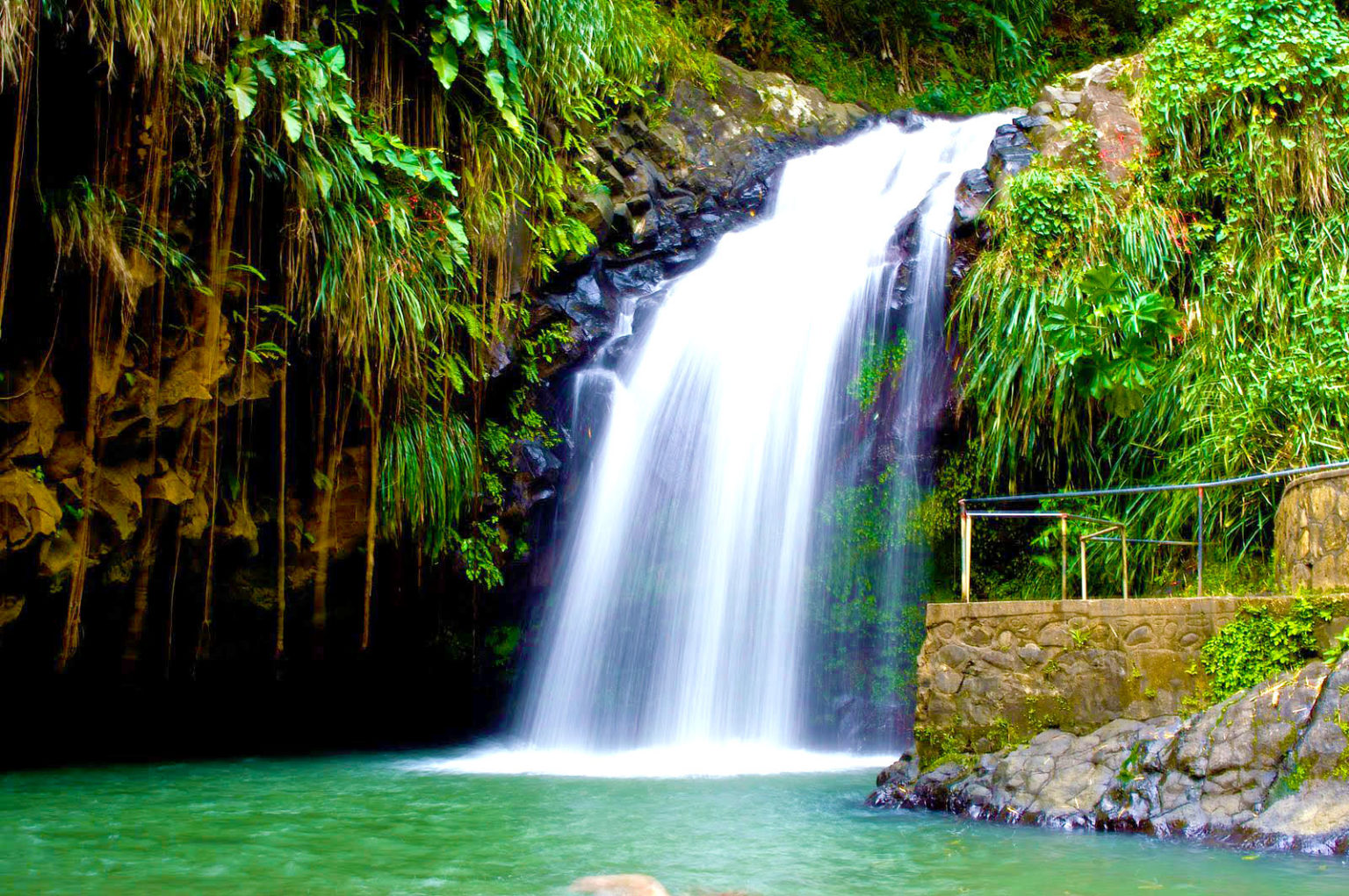 The most romantic waterfalls in the Caribbean - luxedestinationweddings.com